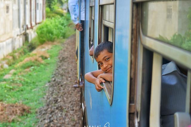 千与千寻海上列车原型，就是斯里兰卡这段火车，许多游客慕名而来__财经头条