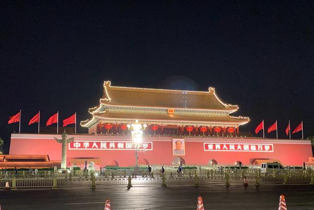 五一期间的北京长安街：人比平时少一些，但灯火灿烂依然彰显风采__财经头条