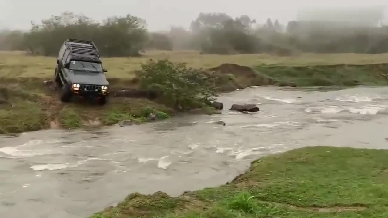 牧马人霸气涉水过河，我反手就是一个赞|汽车资讯|35-50万suv|Jeep_新浪新闻