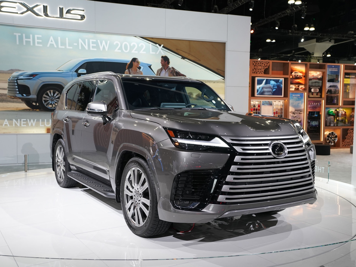 雷克萨斯LX600来了！配3.5T+10AT，内饰三联屏，外观一言难尽__财经头条
