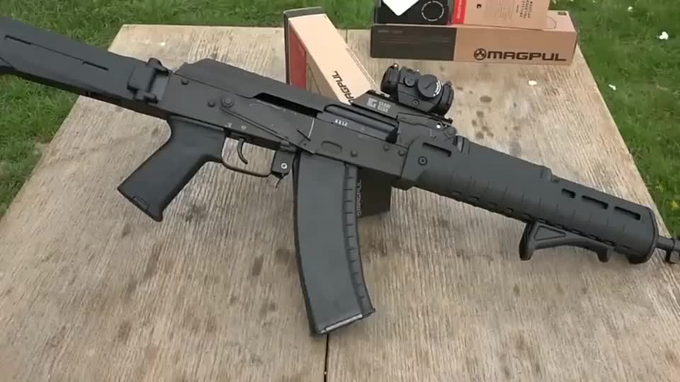 AK-74步枪靶场实弹射击评测，性能可靠威力大，深受青睐！_新浪新闻