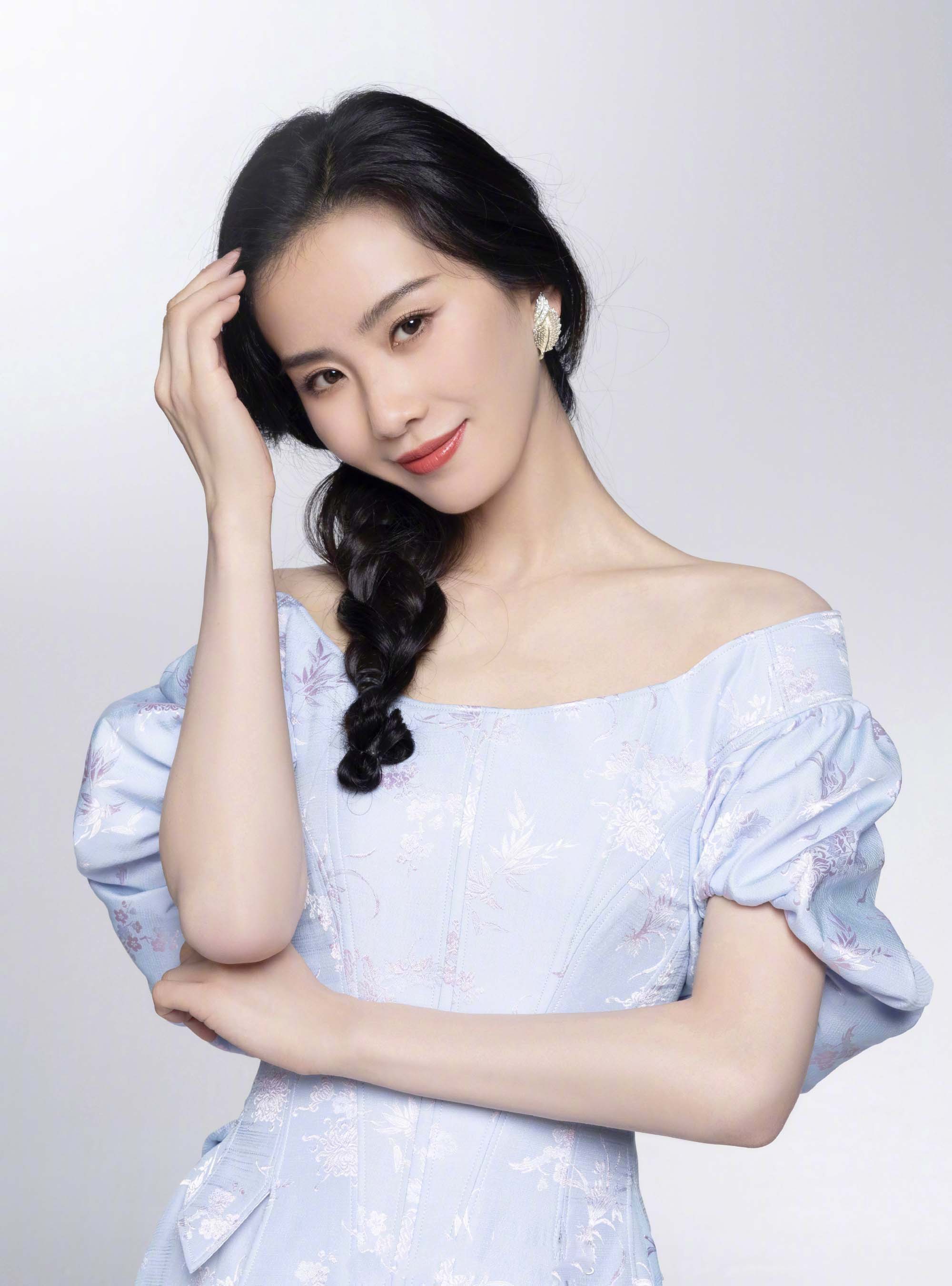 刘诗诗身着M essential 沁蓝提花织锦新中式轻礼服