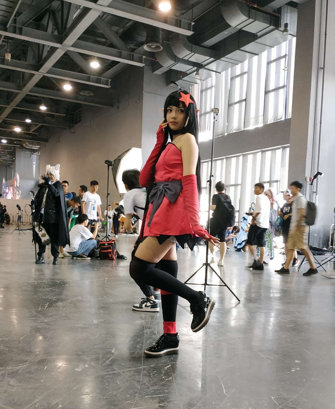 漫展现场，黑丝控福利第八弹！铁打的黑丝穹妹，流水的cosplay！