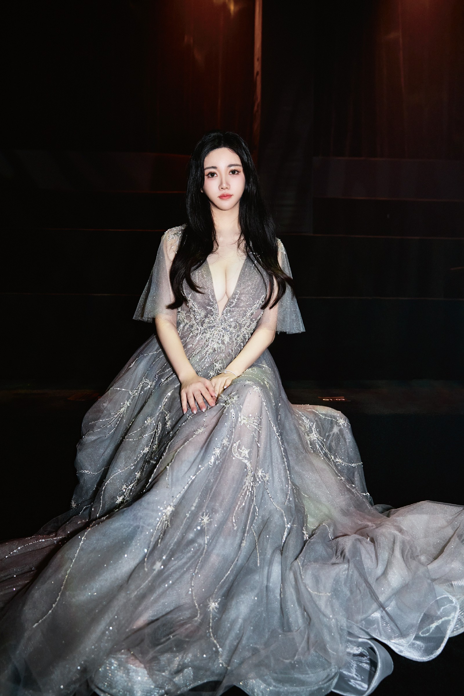 THE ATELIER 2023春夏上海时装周启幕 姜紫儿钻石礼服仙气盈人__财经头条