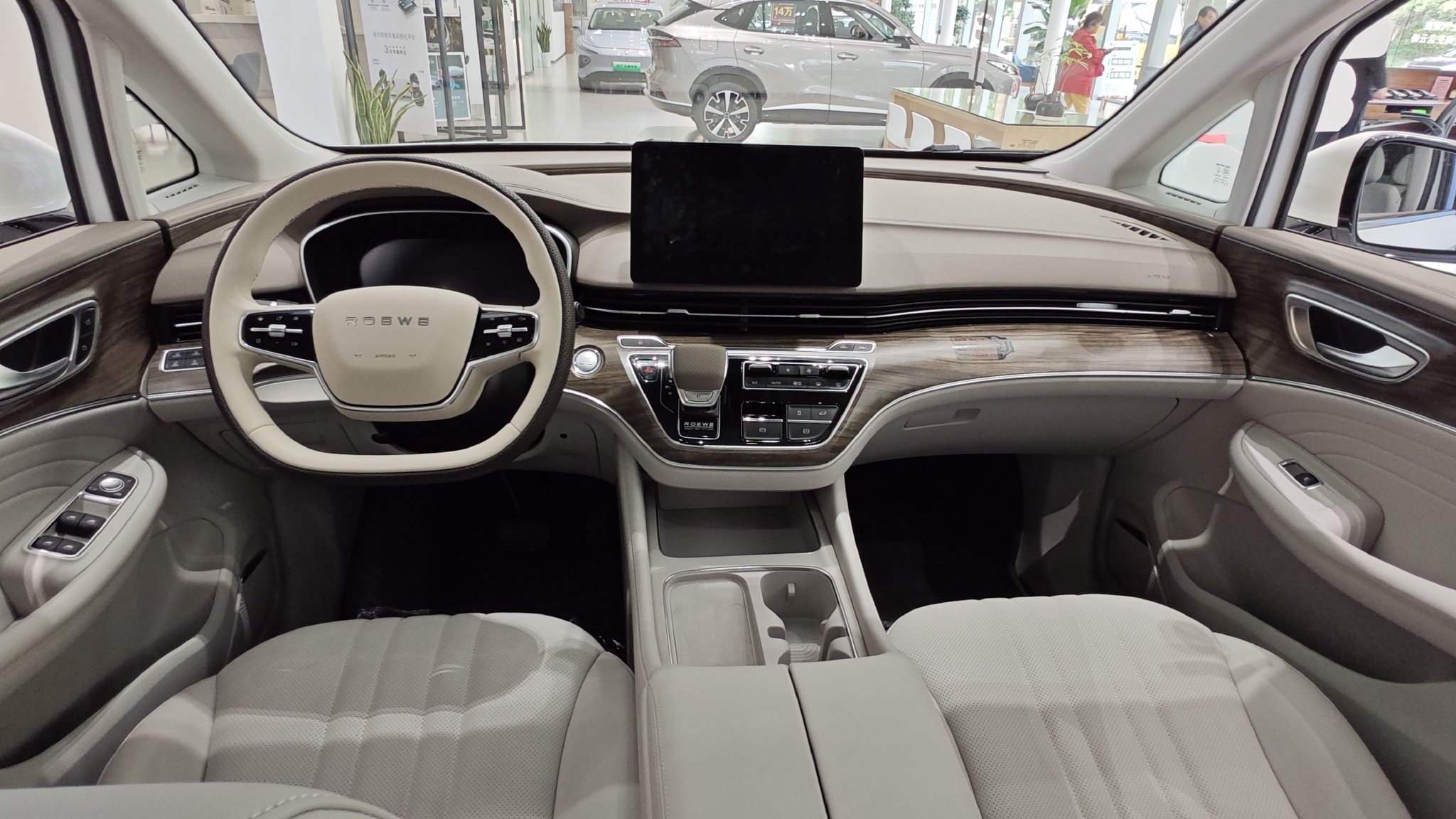 【探店】荣威 iMAX8 DMH 新陆尊，20 万级家用MPV 最优选-新浪汽车