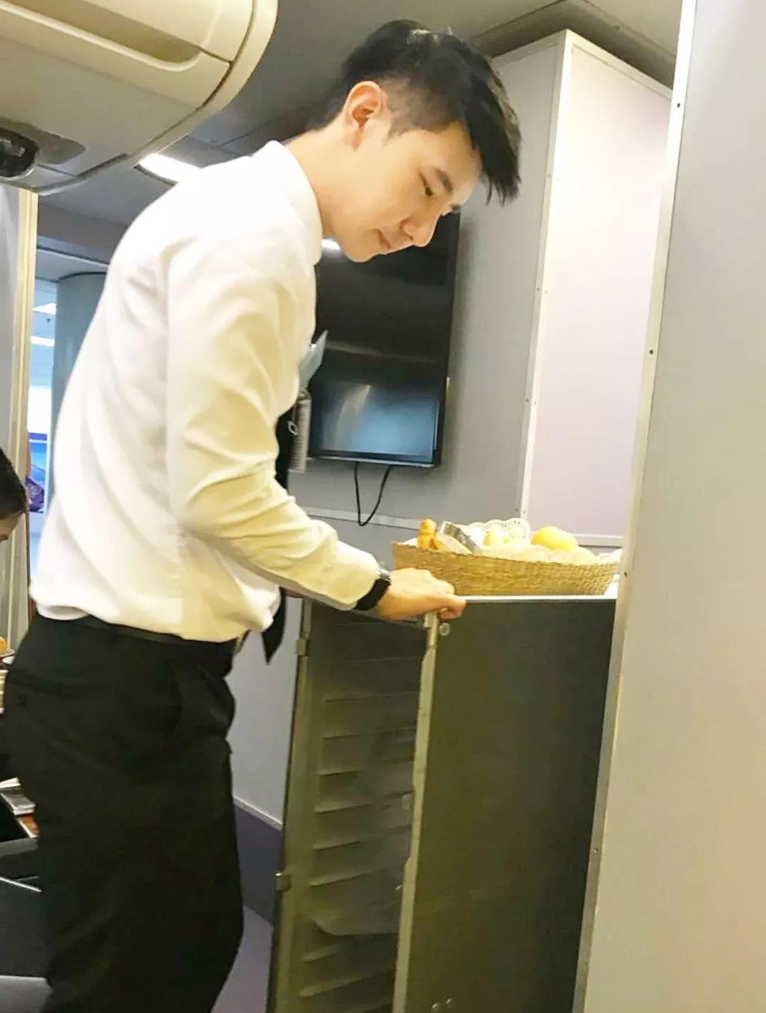 憨憨的肌肉直男,还是一名帅气的空少
