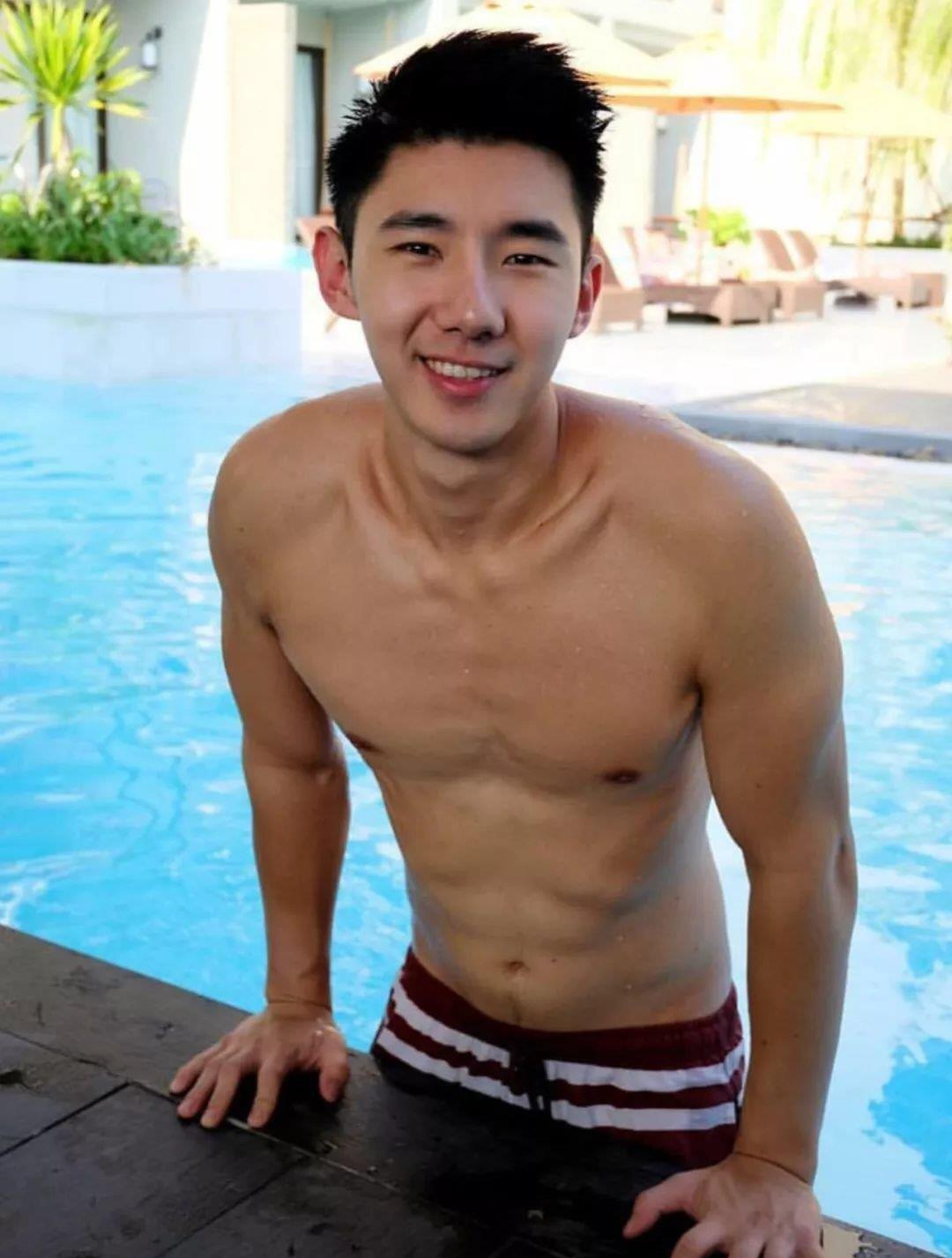 憨憨的肌肉直男,还是一名帅气的空少
