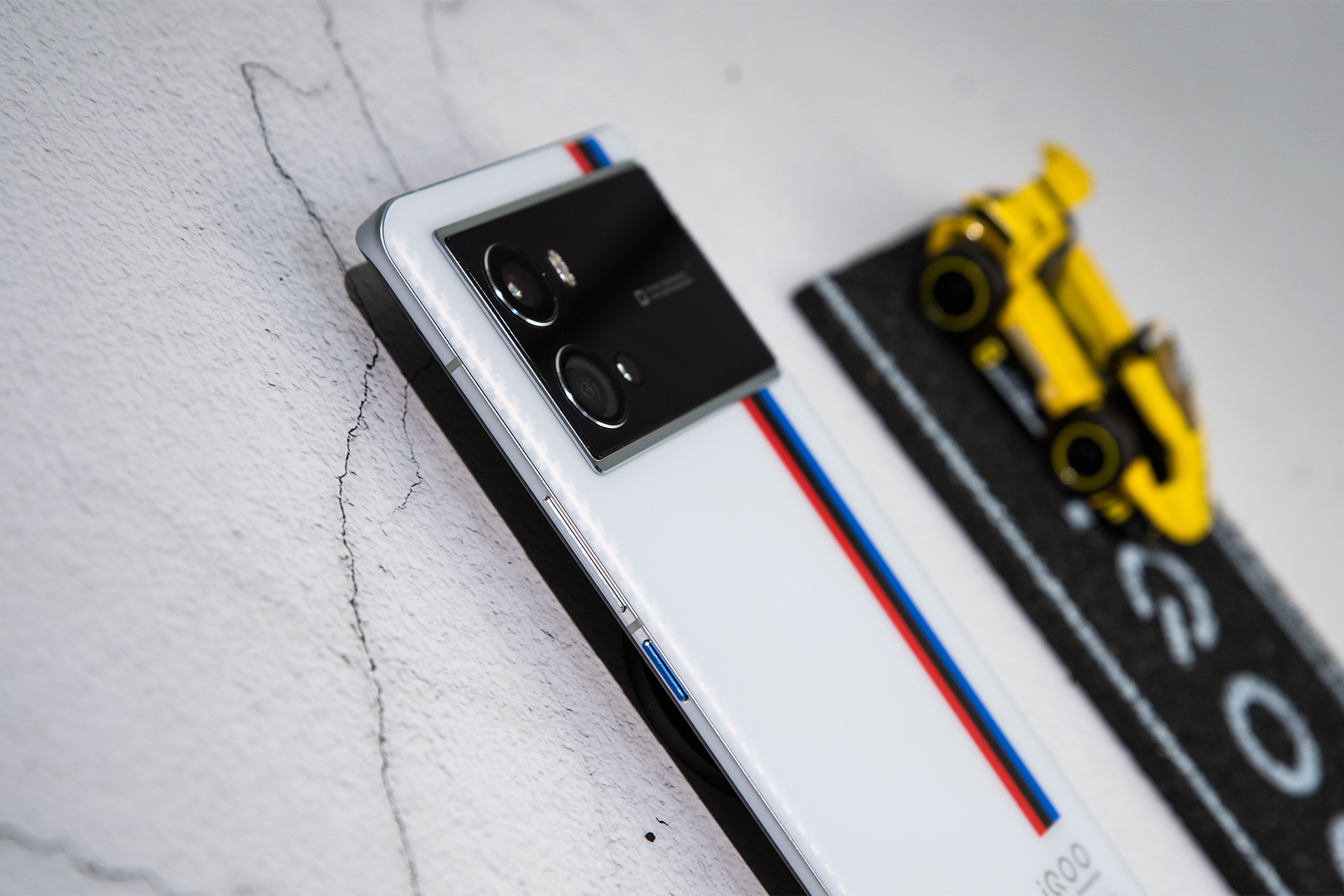 iQOO 9 Pro传奇版：首发三星GN5，极致的全能竞速美学高端旗舰__财经头条