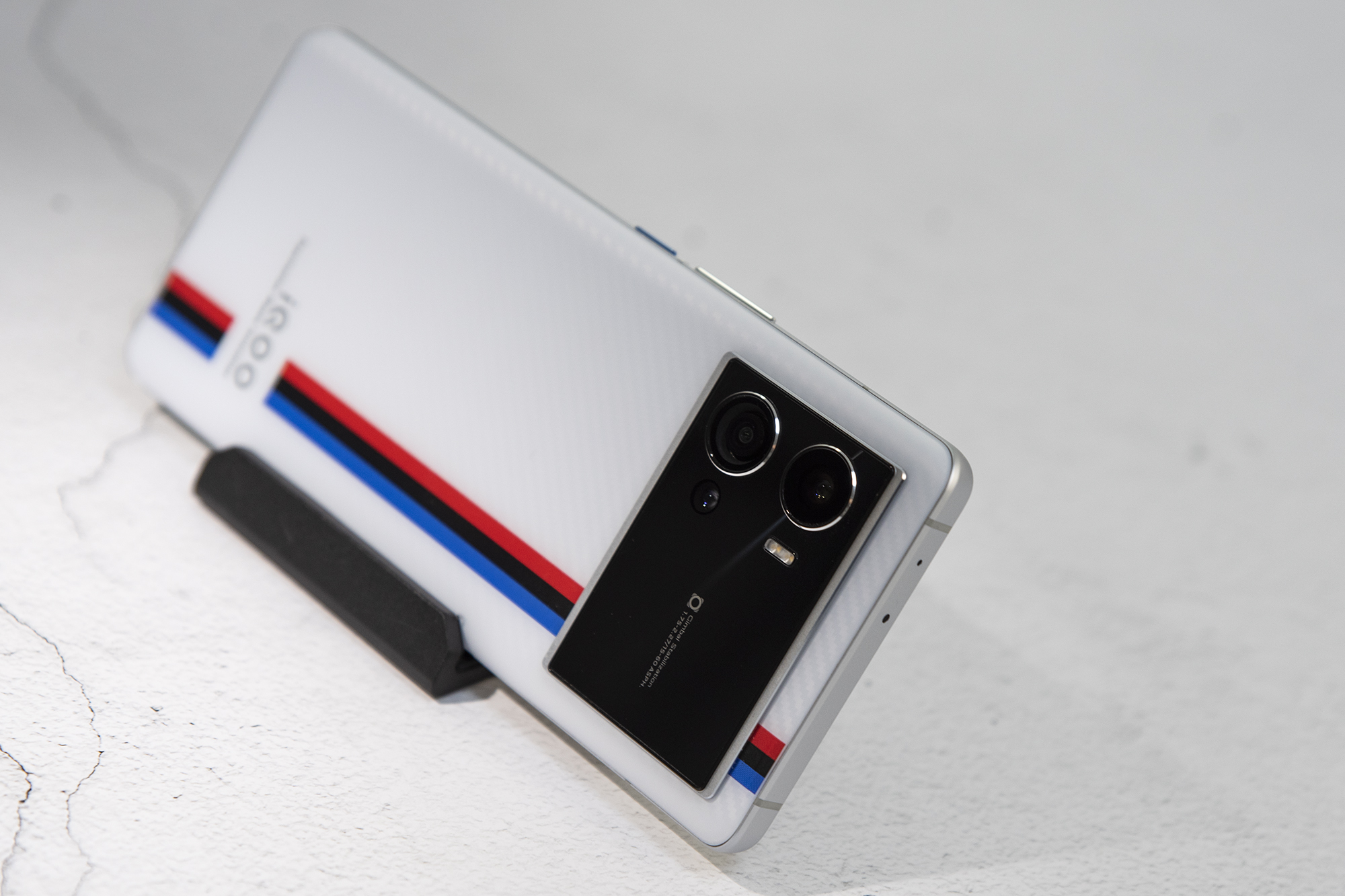 iQOO 9 Pro传奇版：首发三星GN5，极致的全能竞速美学高端旗舰__财经头条