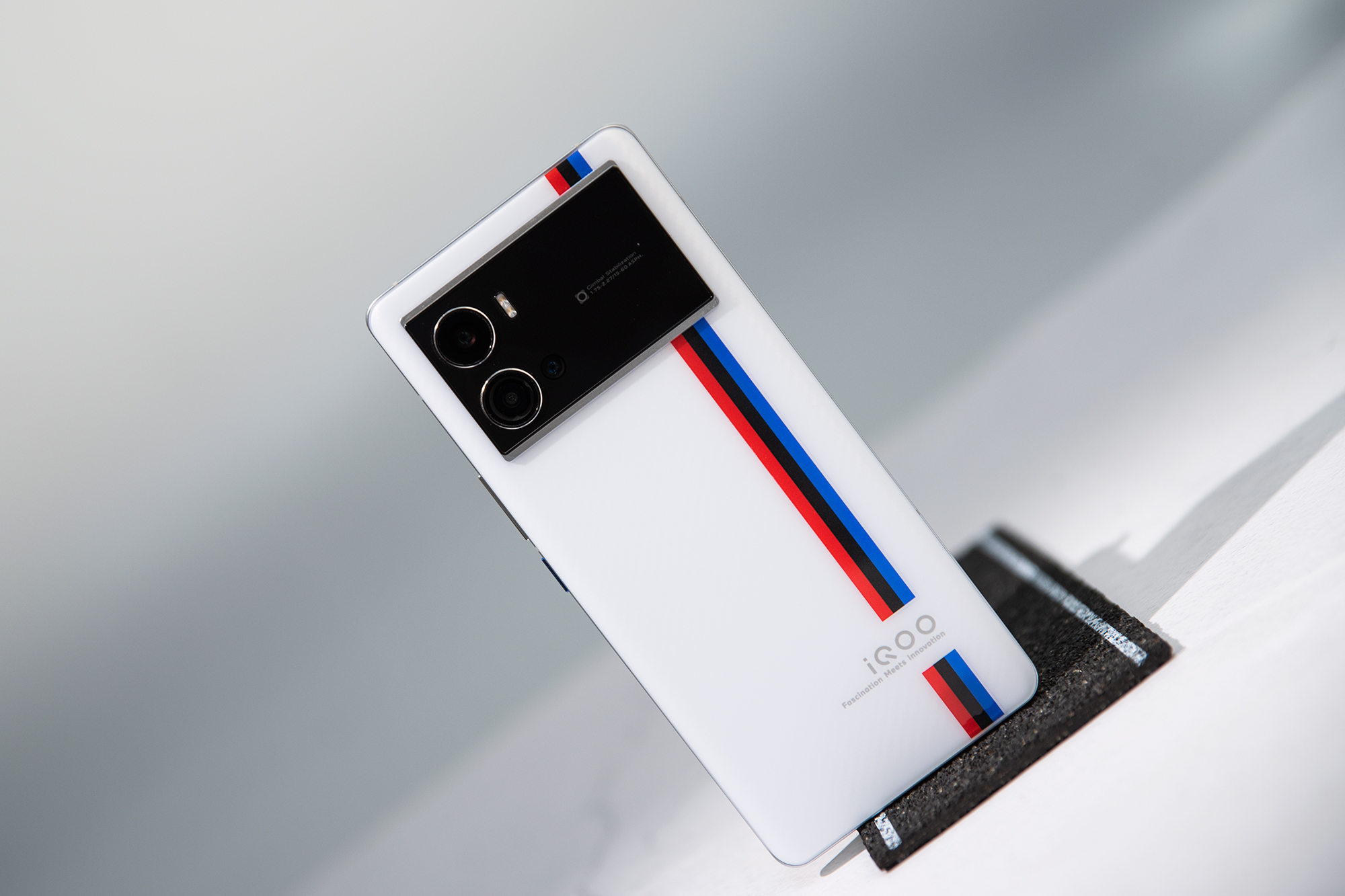 iQOO 9 Pro传奇版：首发三星GN5，极致的全能竞速美学高端旗舰__财经头条