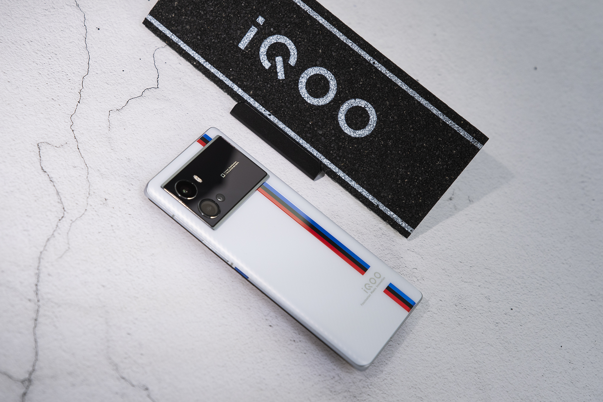 iQOO 9 Pro传奇版：首发三星GN5，极致的全能竞速美学高端旗舰__财经头条