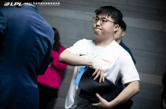 UZI时隔895天重回LPL，首战未能获得胜利，登场那一刻他已经赢了__财经头条