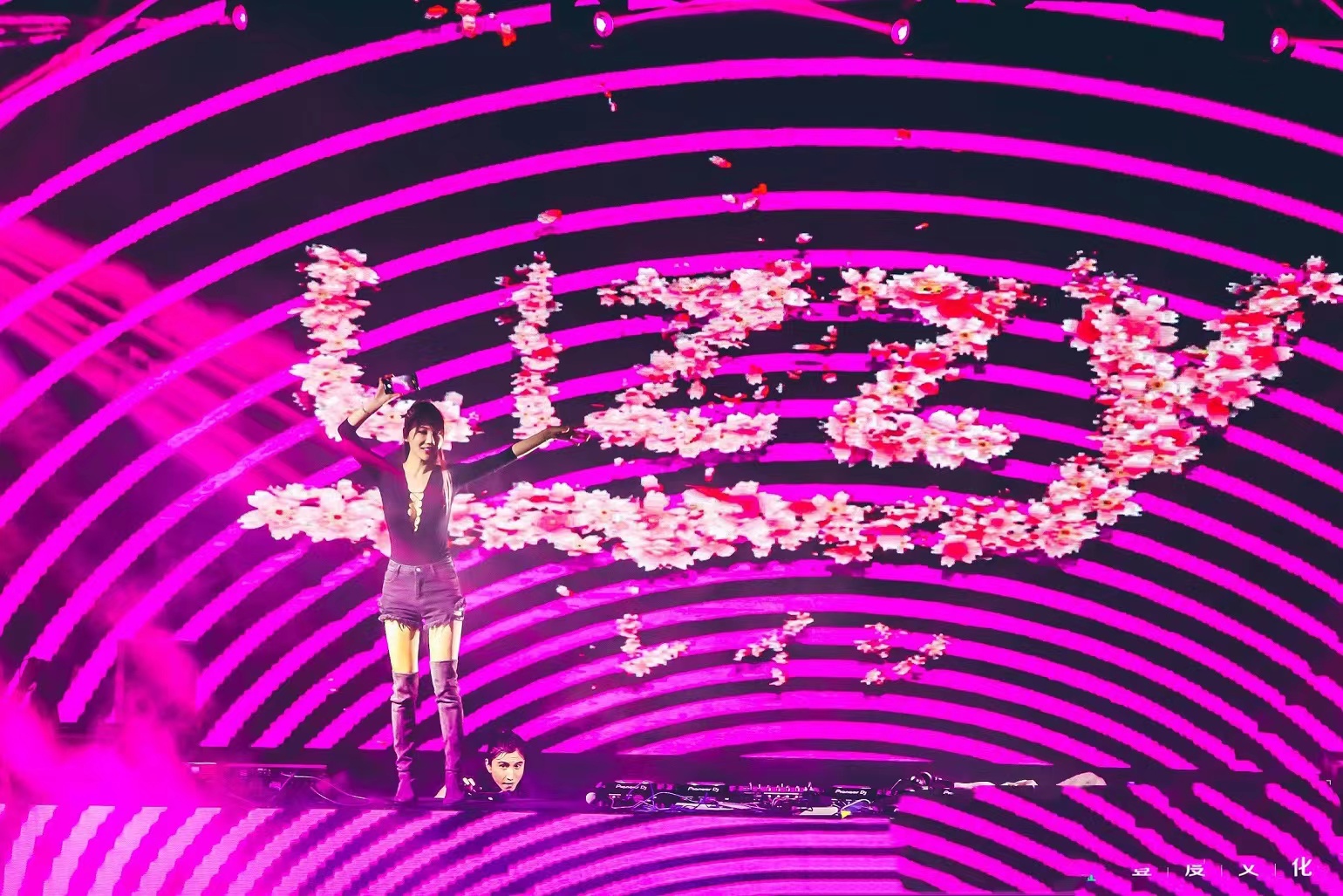 Lizzy Wang王梦笛双旦送惊喜 三年卫冕DJANES冠军宝座|华纳音乐|电音|卫冕_新浪新闻