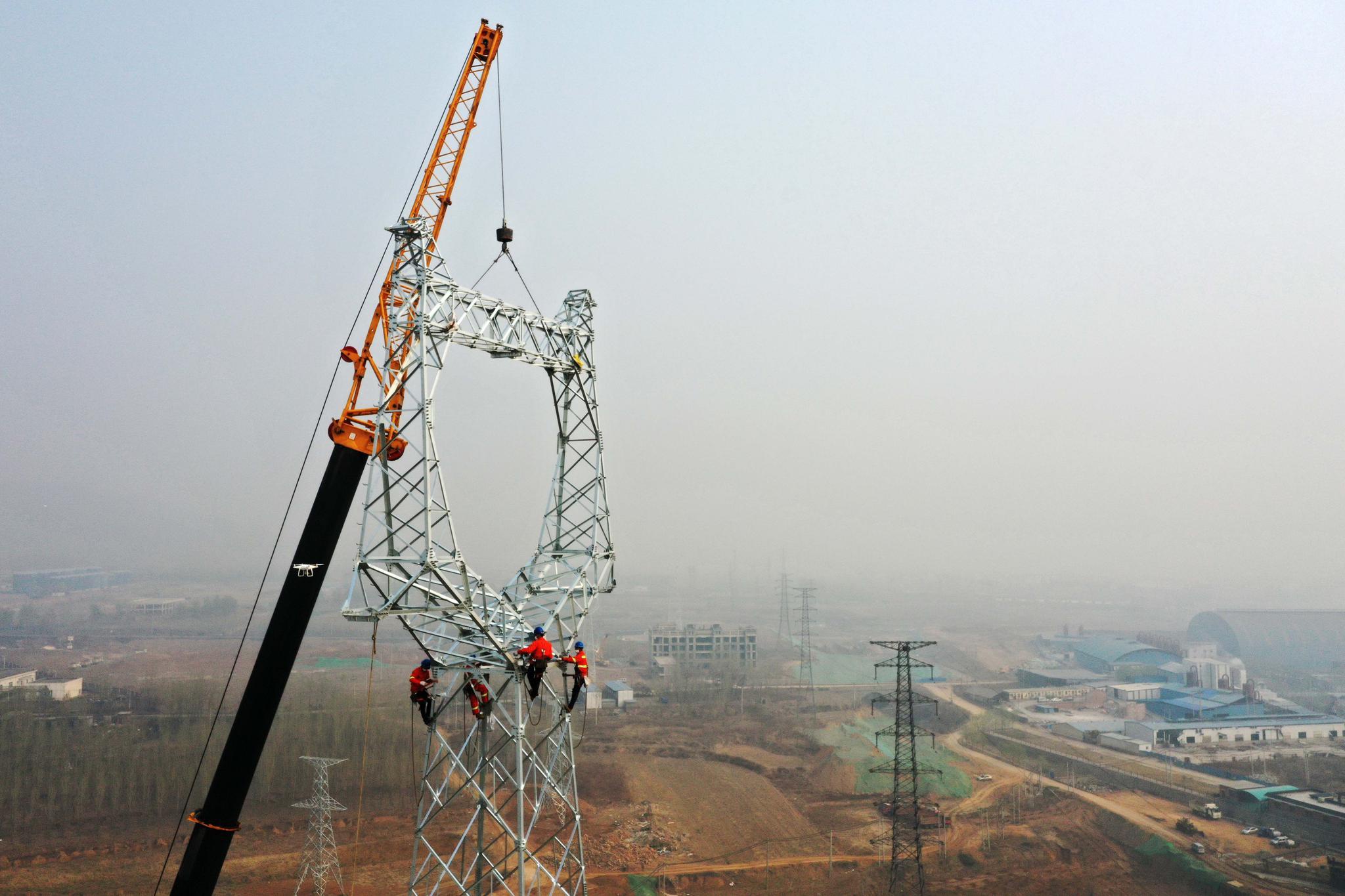 河钢石钢搬迁项目130吨输电铁塔吊装顺利完成