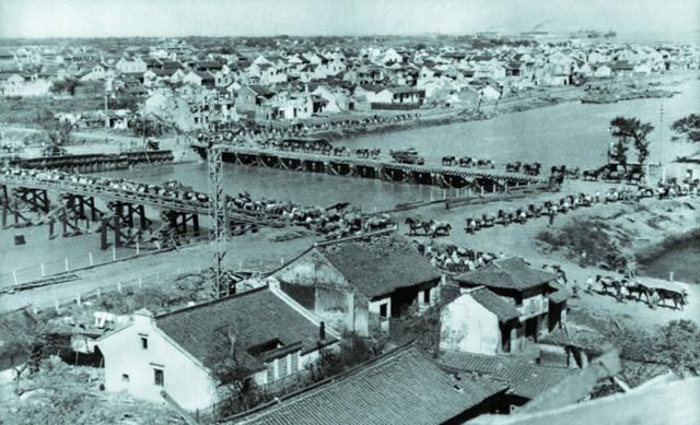 淞沪会战老照片，抢占一家酒庄之后日寇士兵竟排起长队领取酒水__财经头条