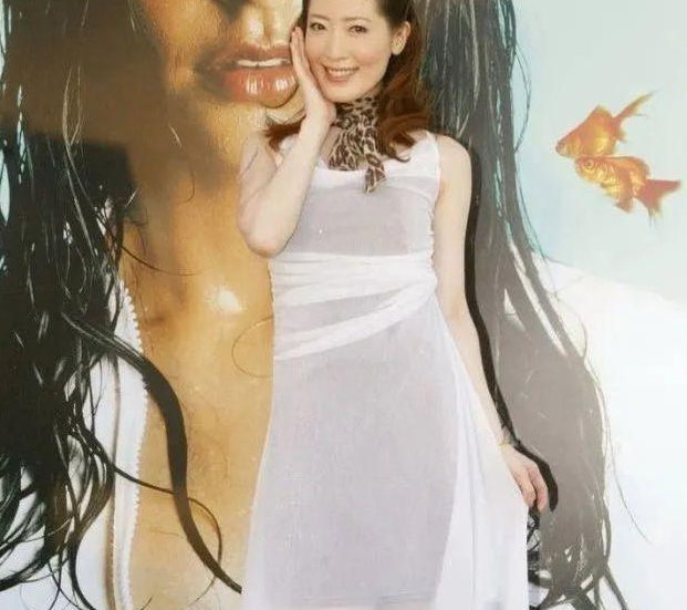 还记得当初火遍全国的杨思敏吗？古风穿搭韵味，泳池造型超性感|杨思敏|性感|身材_新浪新闻