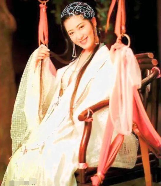 当年的杨思敏有多美？古风穿搭韵味十足，泳装造型性感度爆表