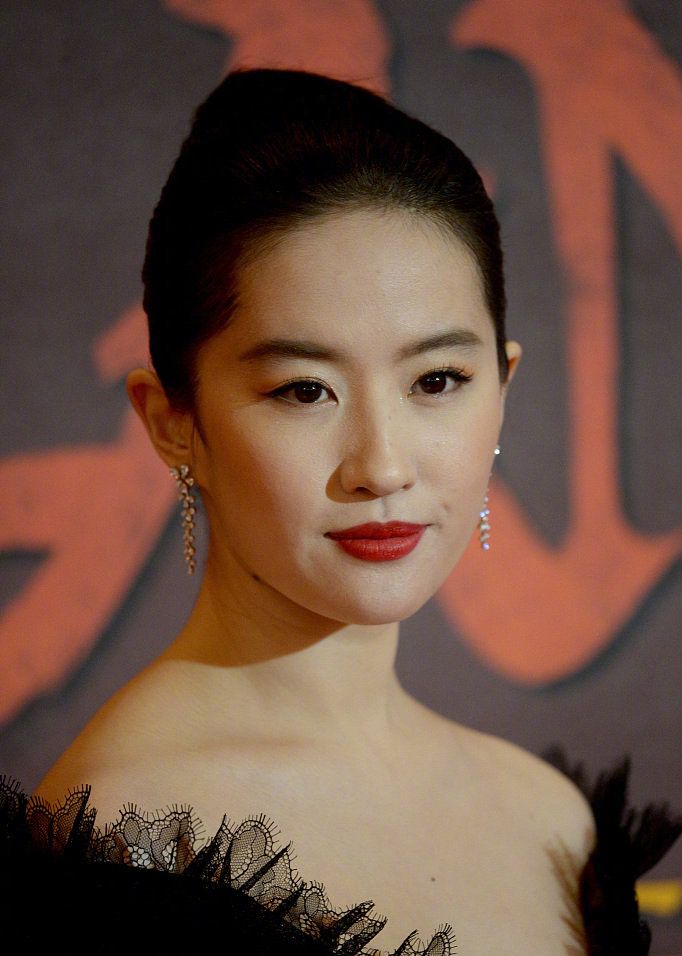 刘亦菲黑天鹅裙，出席花木兰伦敦首映式