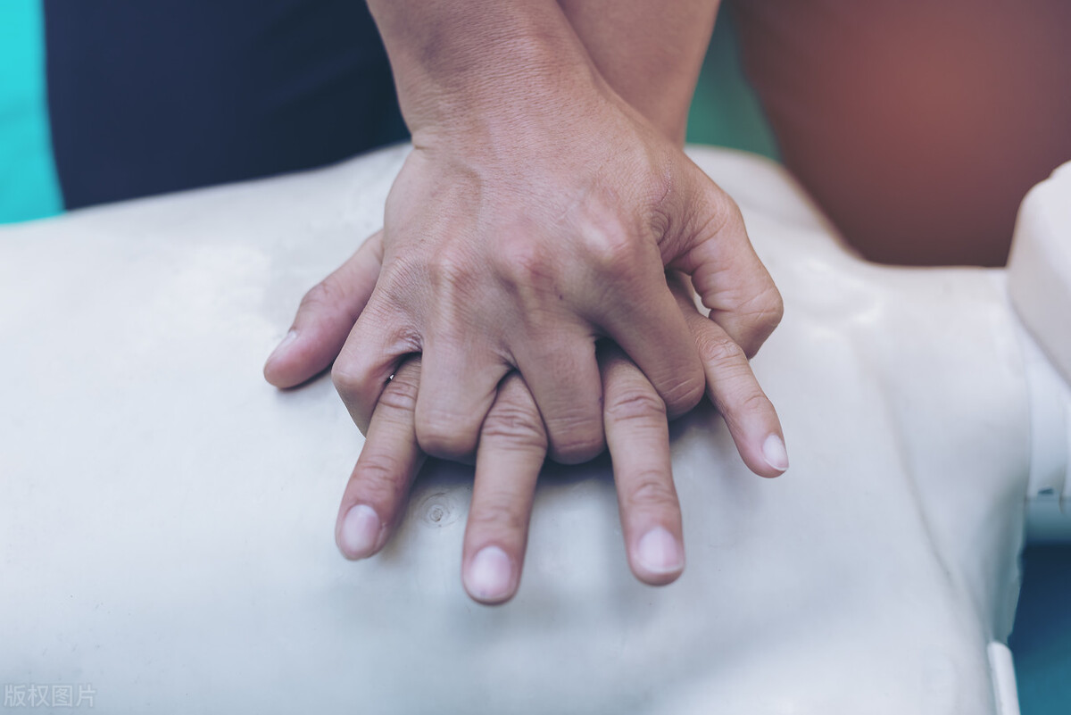 心肺复苏术，人人必需懂的急救常识！（珍藏版）|急救|心肺|复苏_新浪新闻