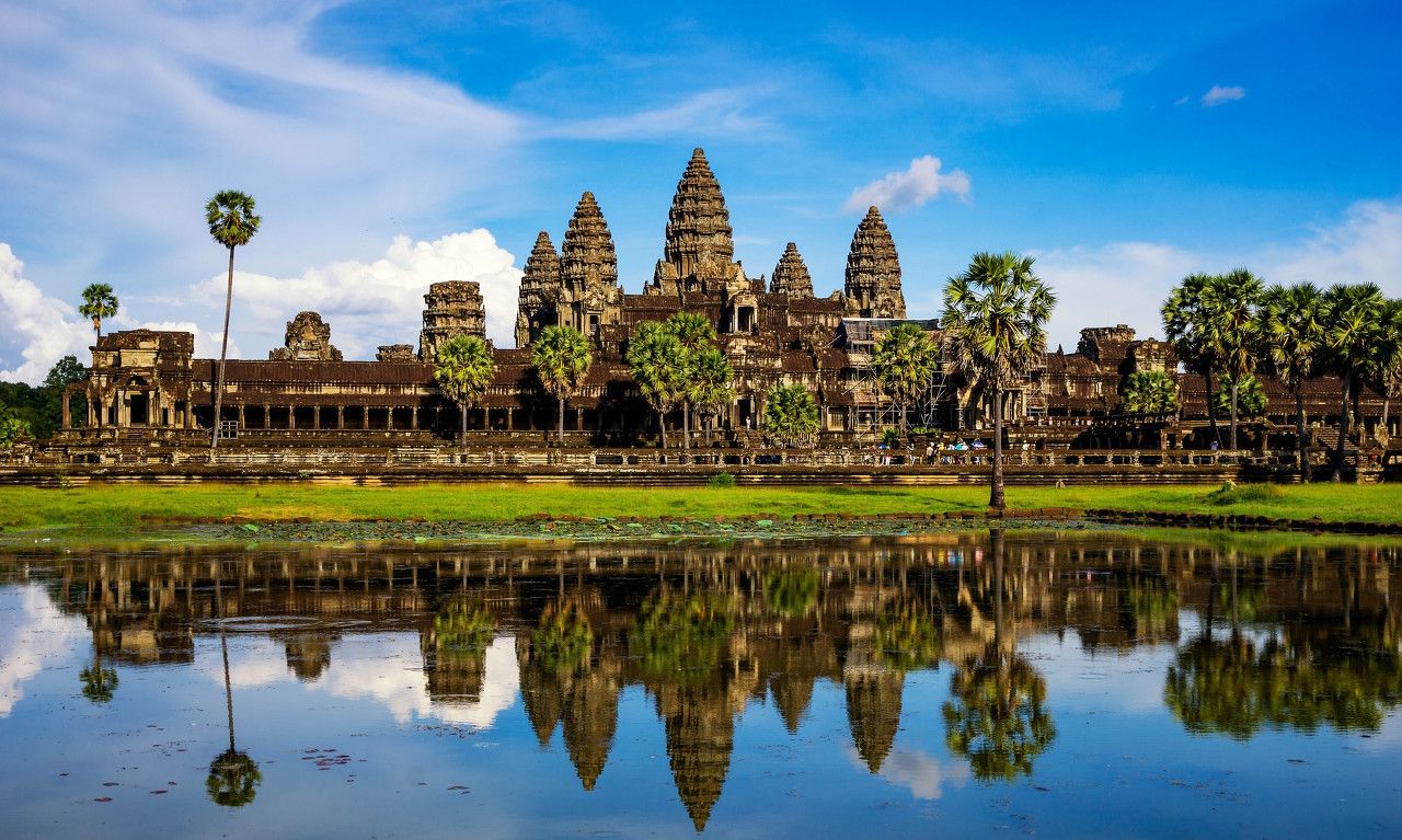 吴哥窟又称吴哥寺，被称作柬埔寨国宝，是世界上最大的庙宇