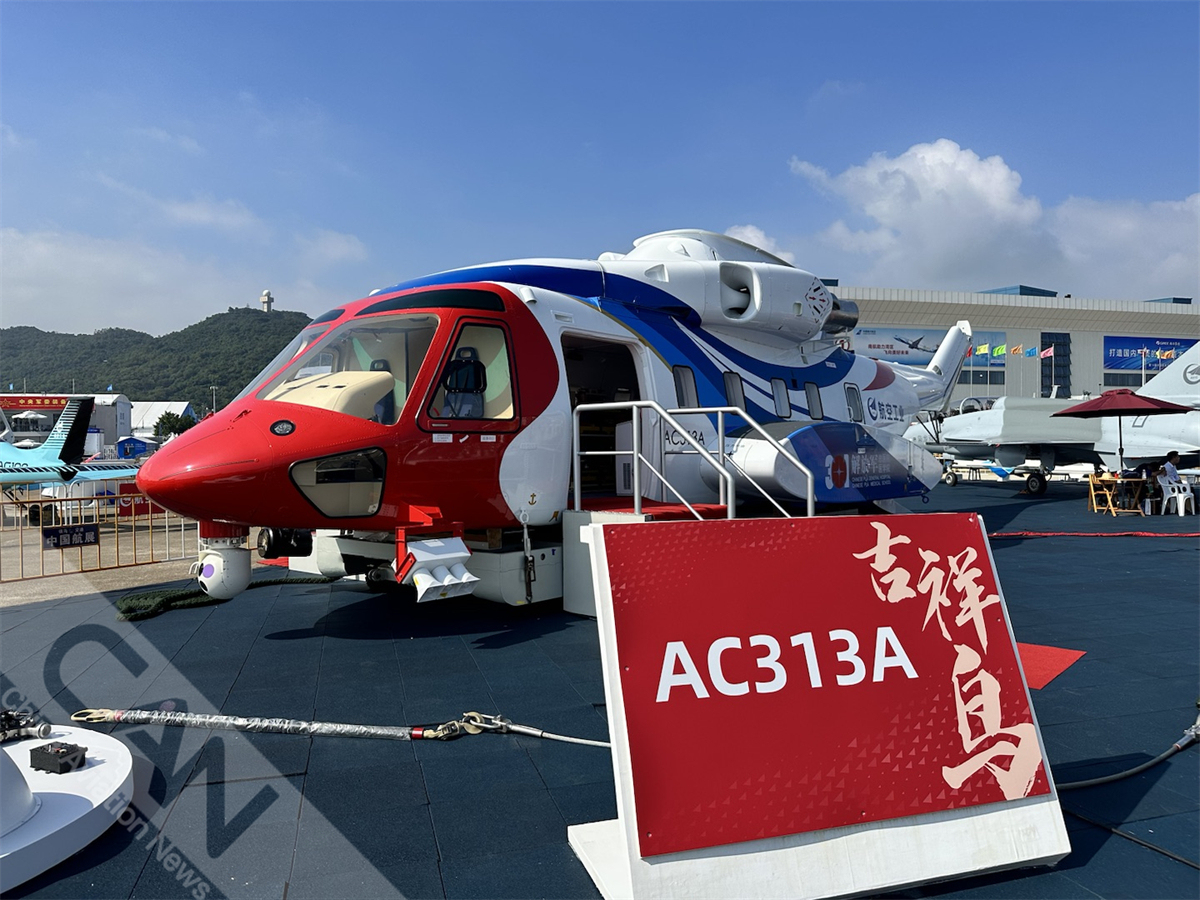 蓝天白云下的最美“吉祥鸟”AC313A（摄影：把炜）__财经头条