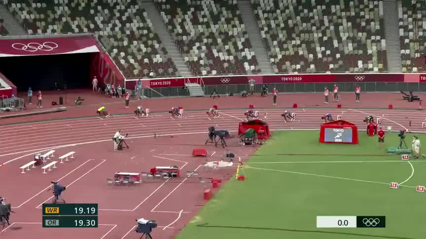 东京奥运会200米决赛，加拿大飞人德格拉塞力压莱尔斯夺冠！_新浪新闻