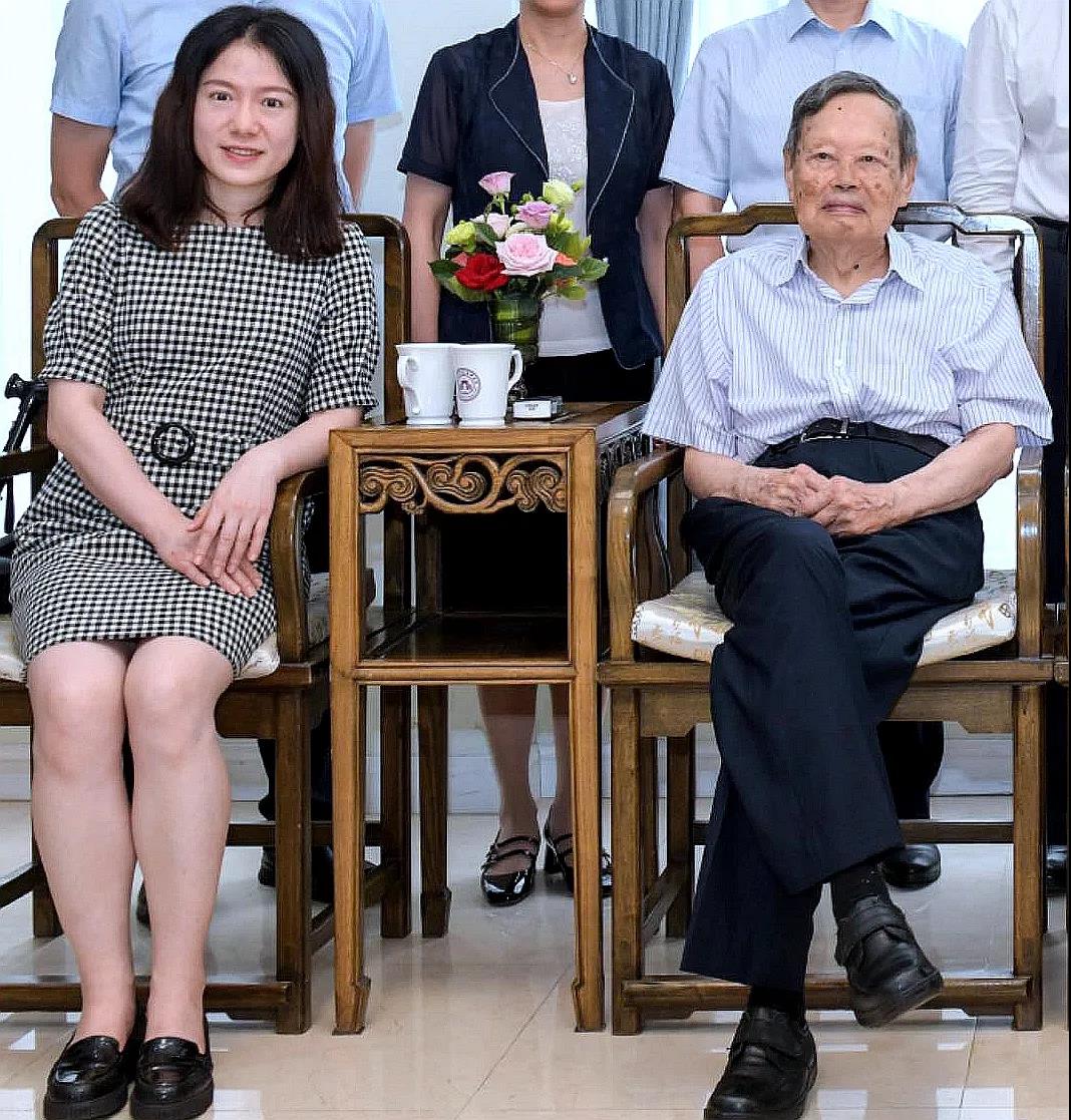 杨振宁晒出自己和翁帆的家，44岁翁帆陪夫公开亮相