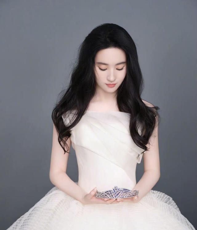 刘亦菲最新写真大片，天鹅颈真的太优越了，戴上精致皇冠气质满满|刘亦菲|天鹅|气质_新浪新闻