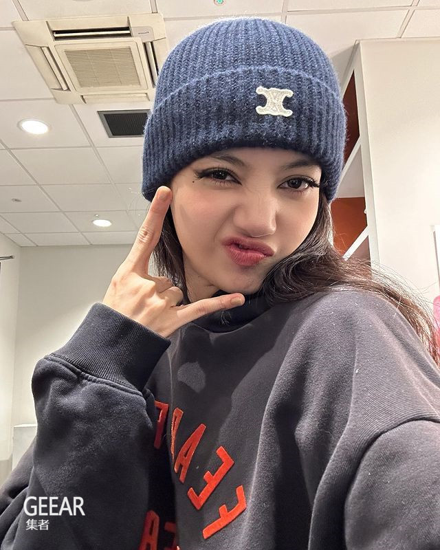 最会穿戴帽子明星？看看Lisa的“帽子戏法”吧！|帽子戏法|帽子|造型_新浪新闻