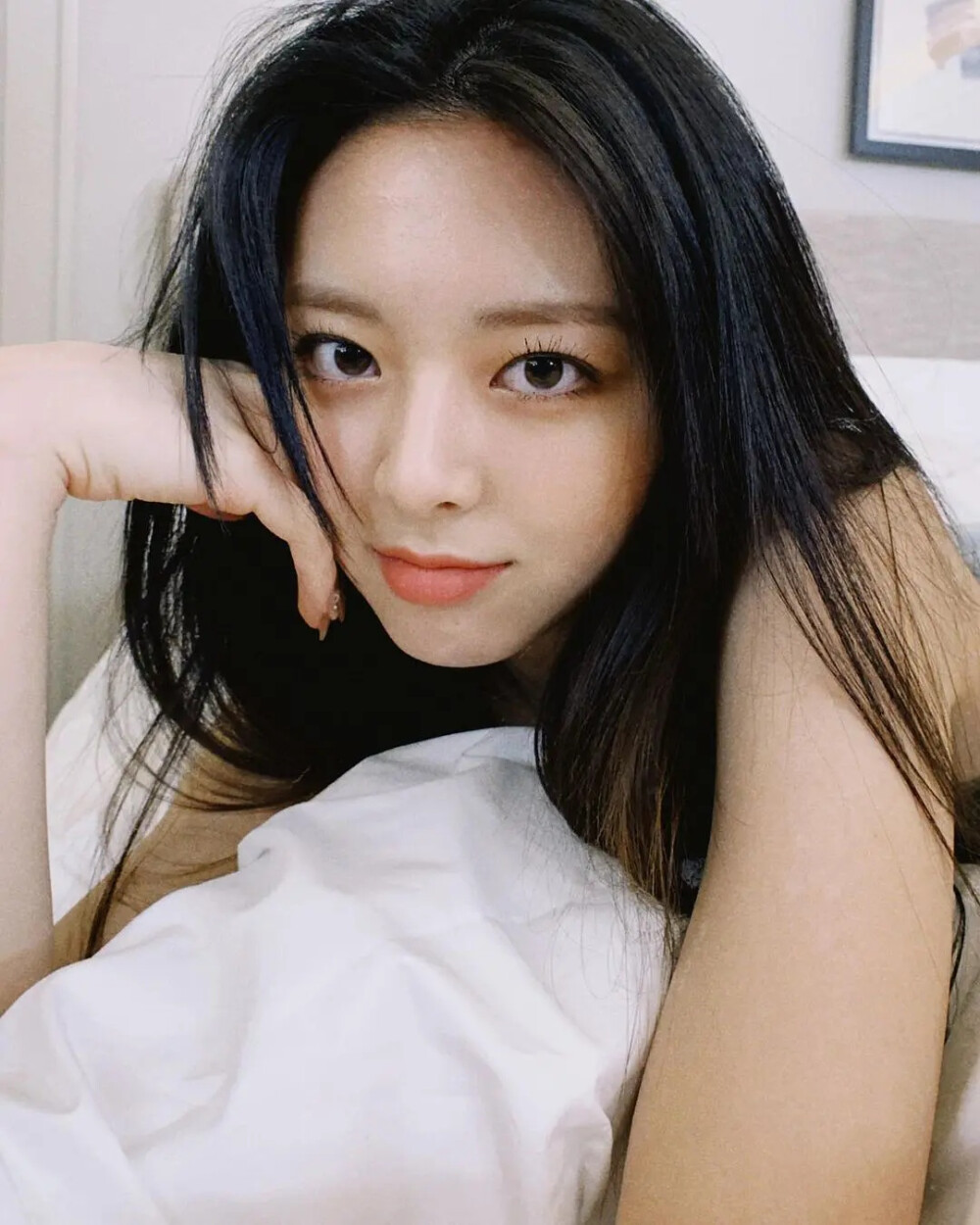 ITZY是JYP的实验团，申有娜为了补Somi的空位，无缘在新女团出道