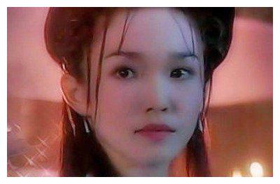 小龙女和杨过老了！范文芳结婚纪念晒照，脸越来越怪，老公更显老