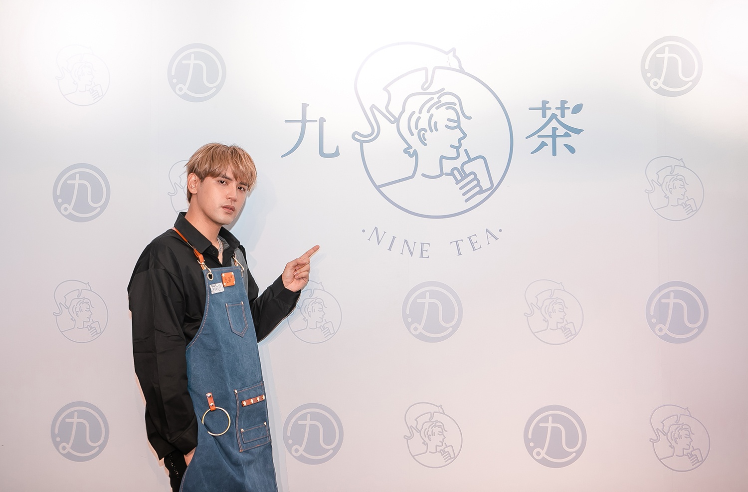 陈零九品牌副业「Nine Tea九茶」开幕 與女友首度同台剪彩