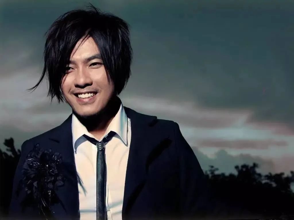 发行纪念丨2002年的回忆突然攻击我？阿杜《坚持到底》发行20周年__财经头条