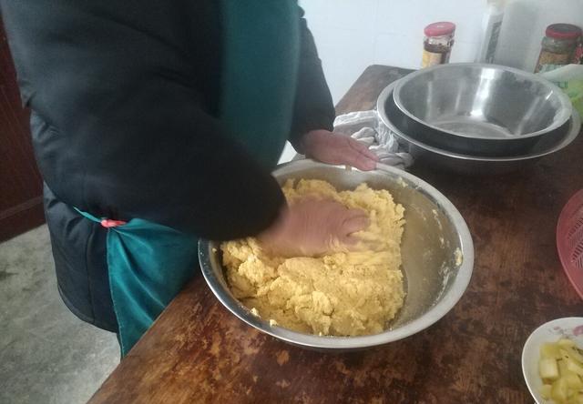 威海特色美食“搽渣”，母亲的玉米面菜团，那是家的味道__财经头条
