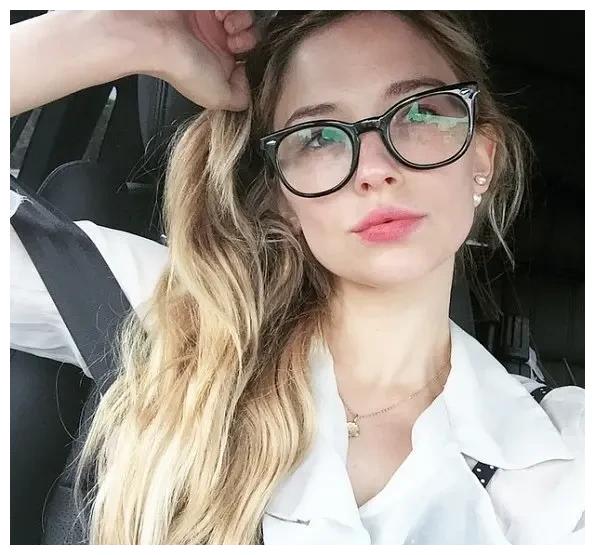 《K歌情人》中的海莉·贝内特 Haley Bennett__财经头条