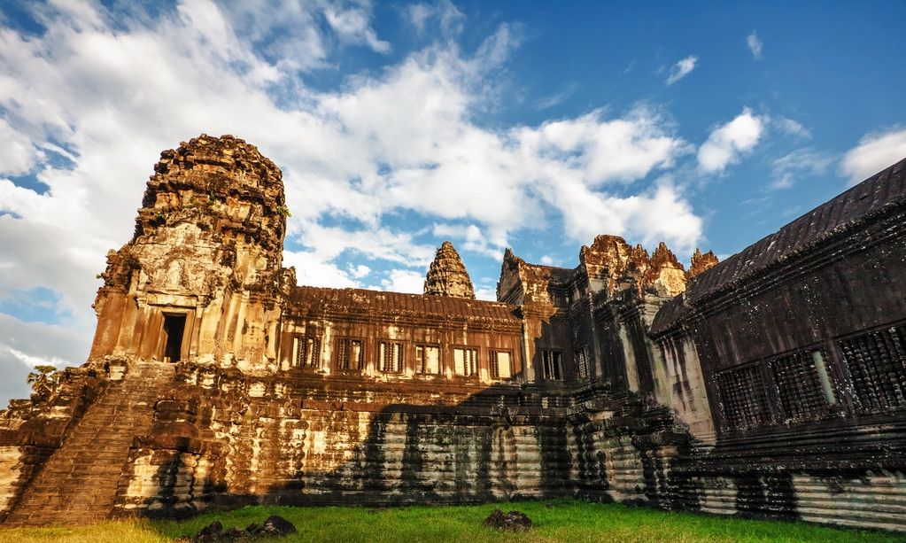 吴哥窟又称吴哥寺，被称作柬埔寨国宝，是世界上最大的庙宇