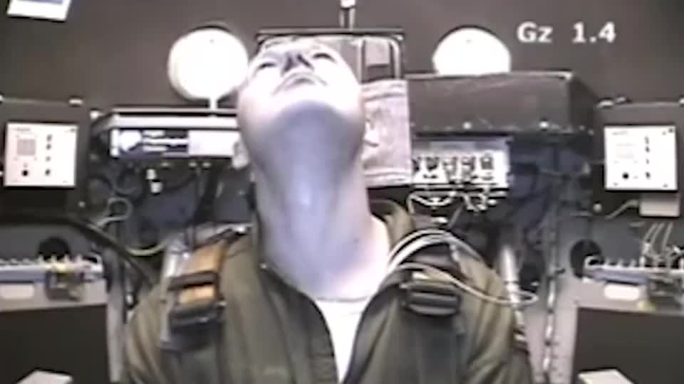 实拍美军飞行员极限过载训练，9G下竟面不改色 非人类的身体素质_新浪新闻