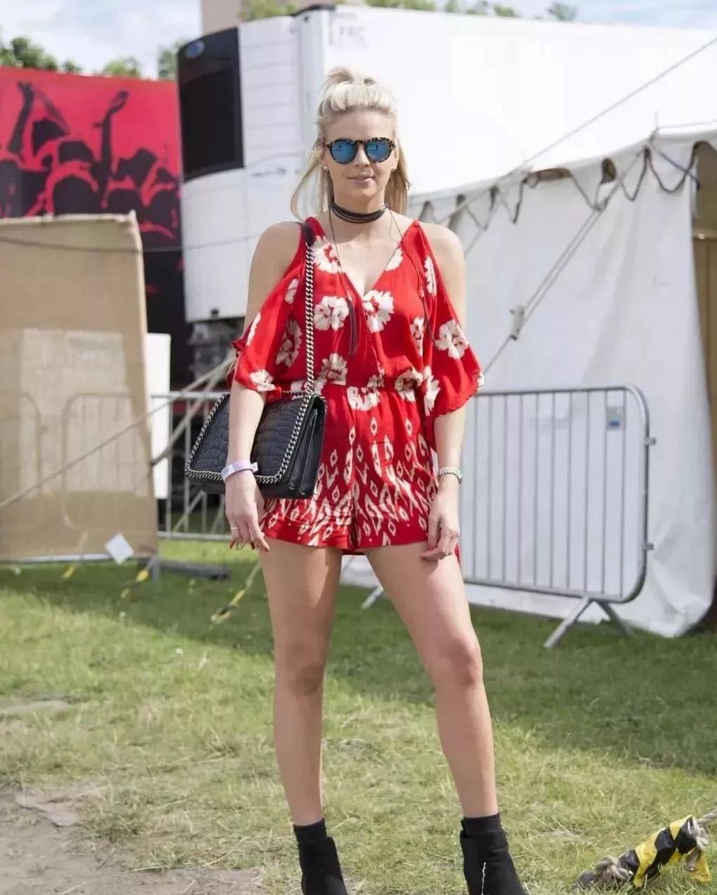 张庭陶虹情同姐妹，穿同款牛仔连体裤跟明道学跳舞，画面太和谐了