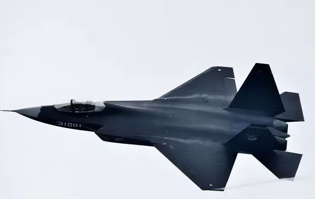 沈飞曝FC31开火画面，弹舱开启发射中距弹，与歼35弹舱基本一致|FC-31|战斗机|隐形战斗机_新浪新闻