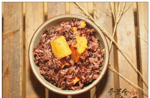 色彩诱人的米饭，你试过吗？大米、黑米、红薯，营养更均衡