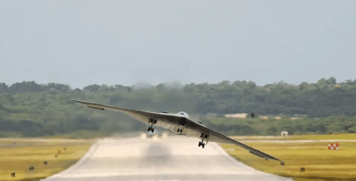 造价达24亿美元，一架B2冲出跑道起火，美军紧急出动消防车