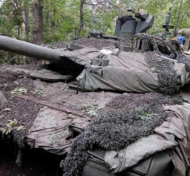 俄军T90M坦克增援前线，士兵兴奋发自拍，性能先进但并非最优选__财经头条