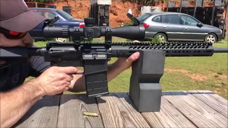 AR-10自动步枪实弹射击评测采用弹匣供弹 可靠性很高_新浪新闻