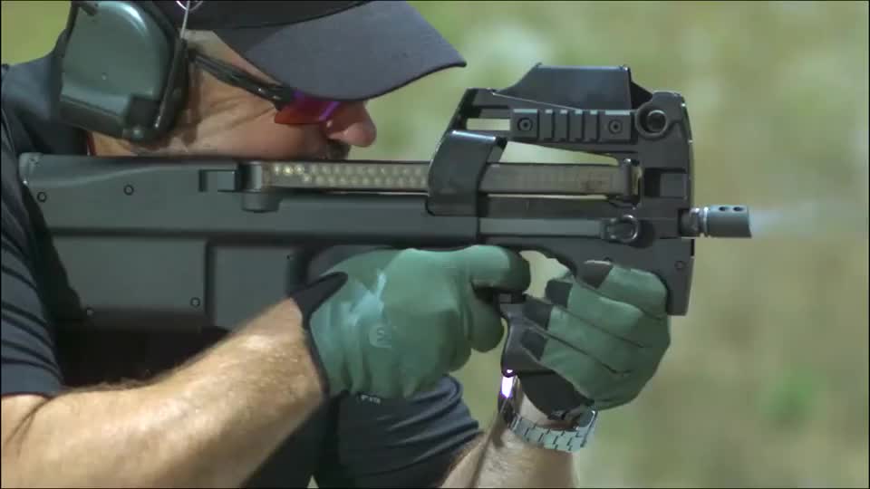 单兵防御武器：FN P90冲锋枪，射速快是它最大优点！_新浪新闻