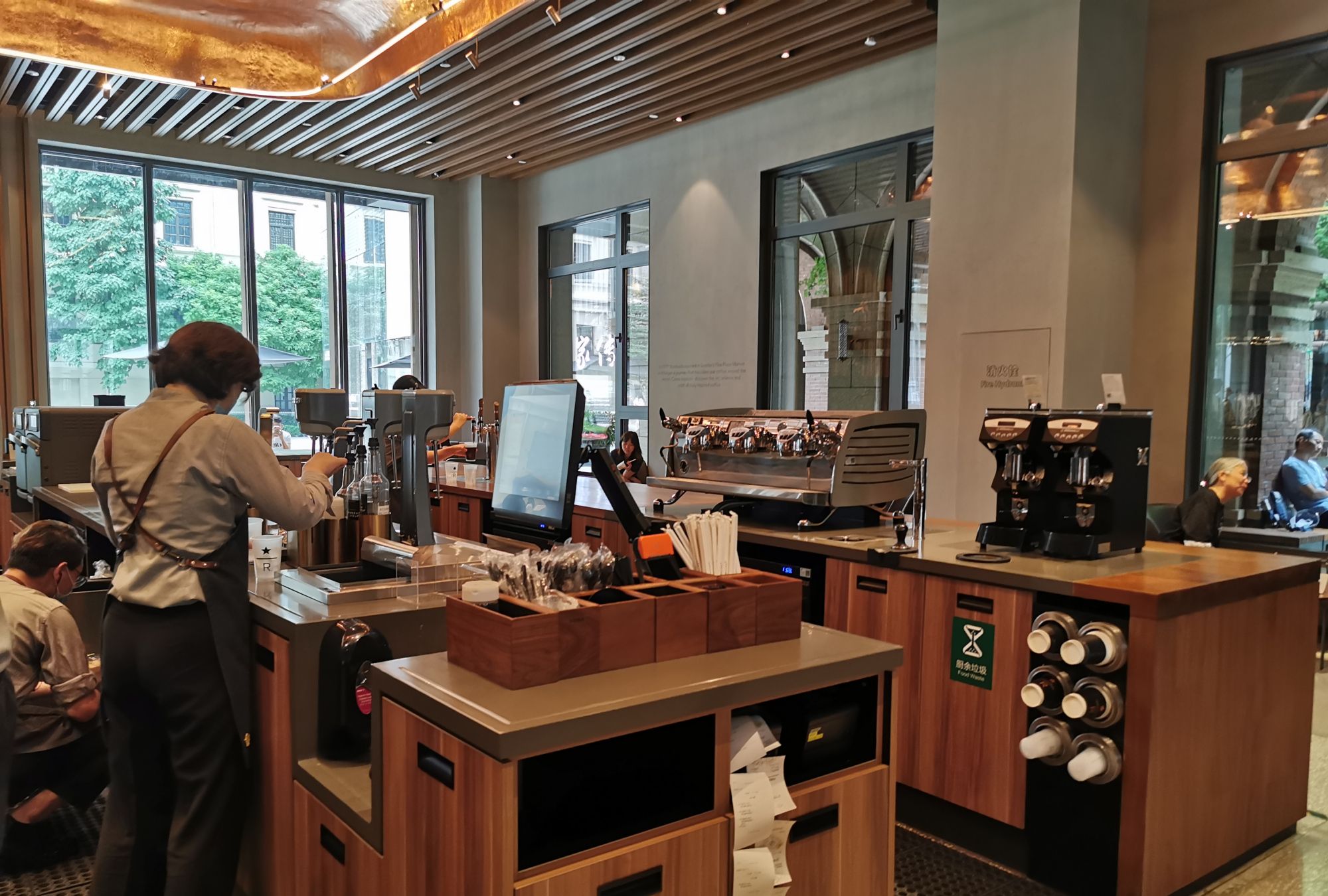 探店北京前门星巴克旗舰店，咖啡加美酒，坐享街景，体验一下