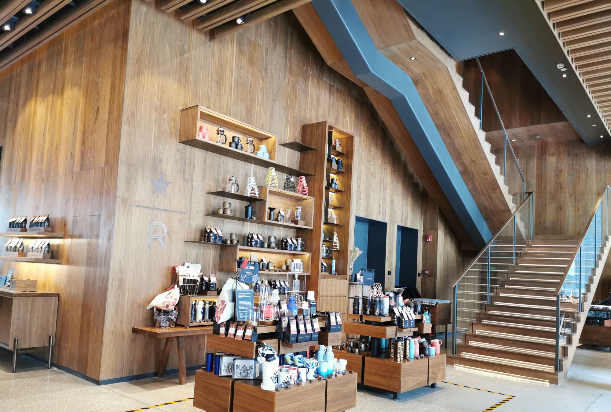 探店北京前门星巴克旗舰店，咖啡加美酒，坐享街景，体验一下