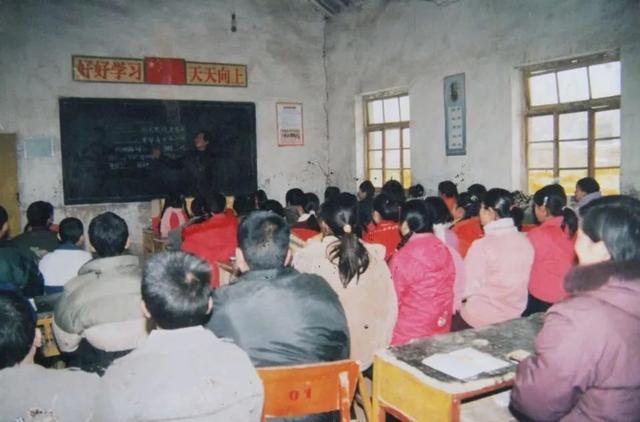 八九十年代校园老照片，回忆青涩美好的青春