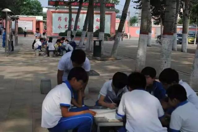 八九十年代校园老照片，回忆青涩美好的青春