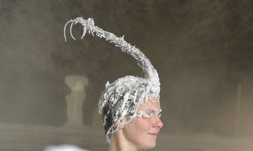 加拿大有个“头发冰冻大赛”：泡温泉时“做个头”，还有钱拿