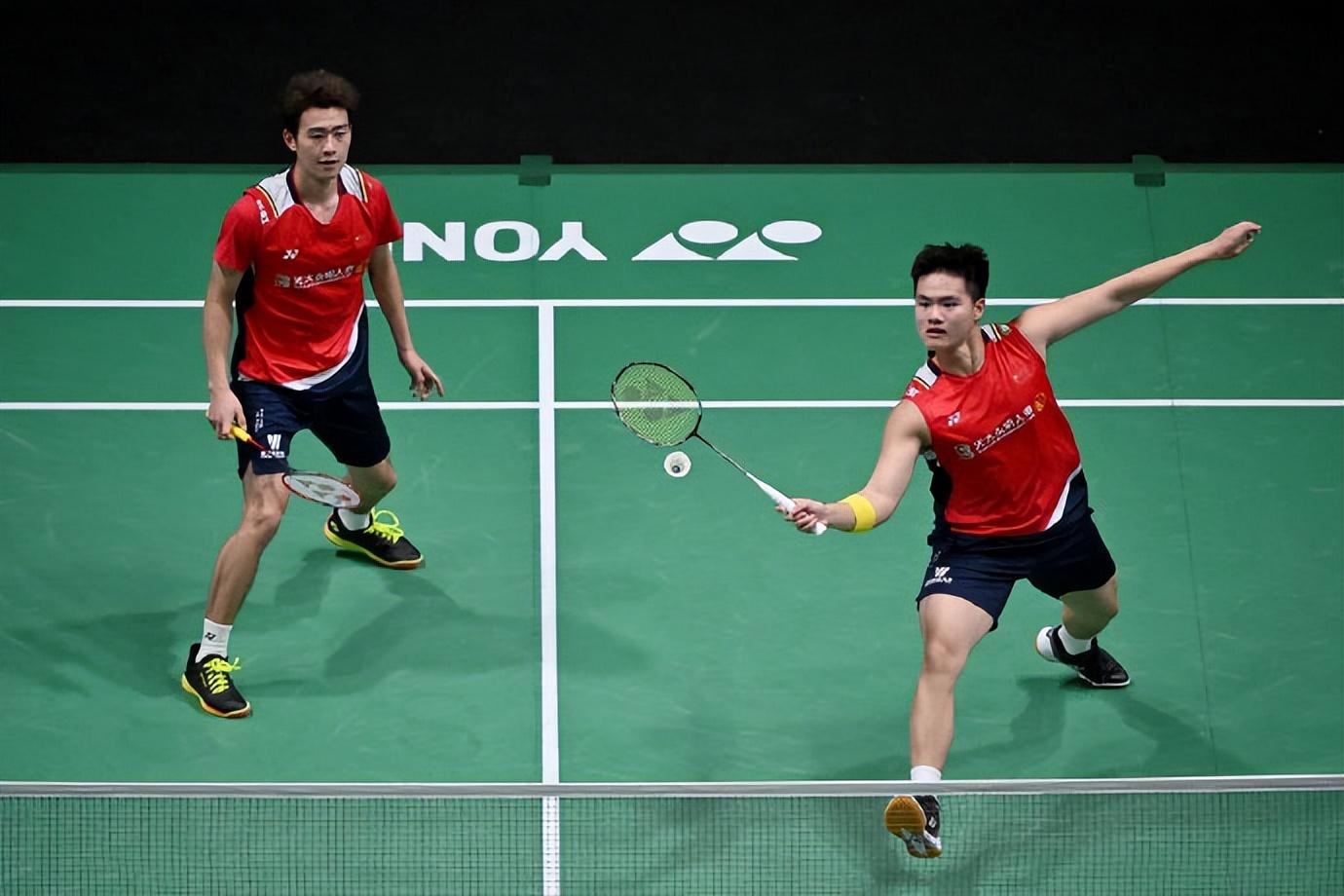 国羽梁王大逆转！决胜局高质量放网，双杀2号种子，跪地怒吼庆祝|王昶|决胜局|国羽_新浪新闻